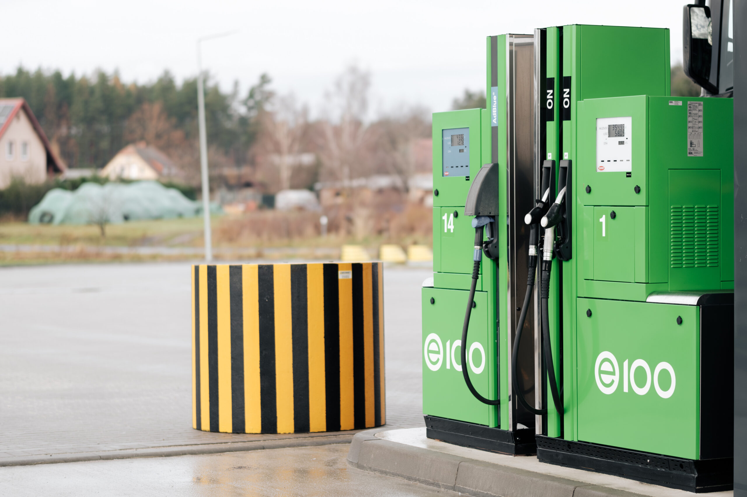 Development of a large-scale self-service fuel station for heavy-duty ...